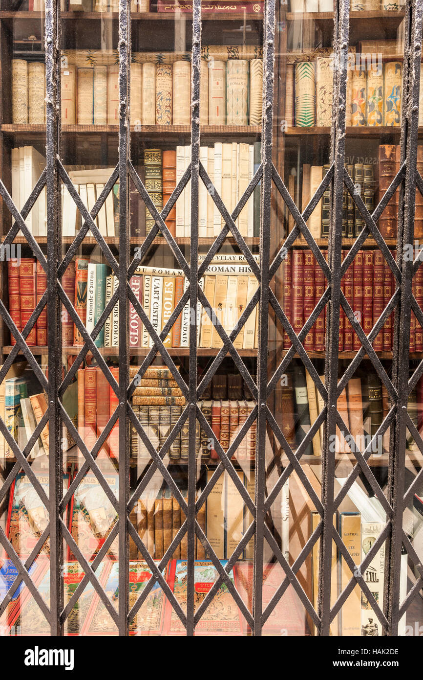 Old books in passage hi-res stock photography and images - Alamy