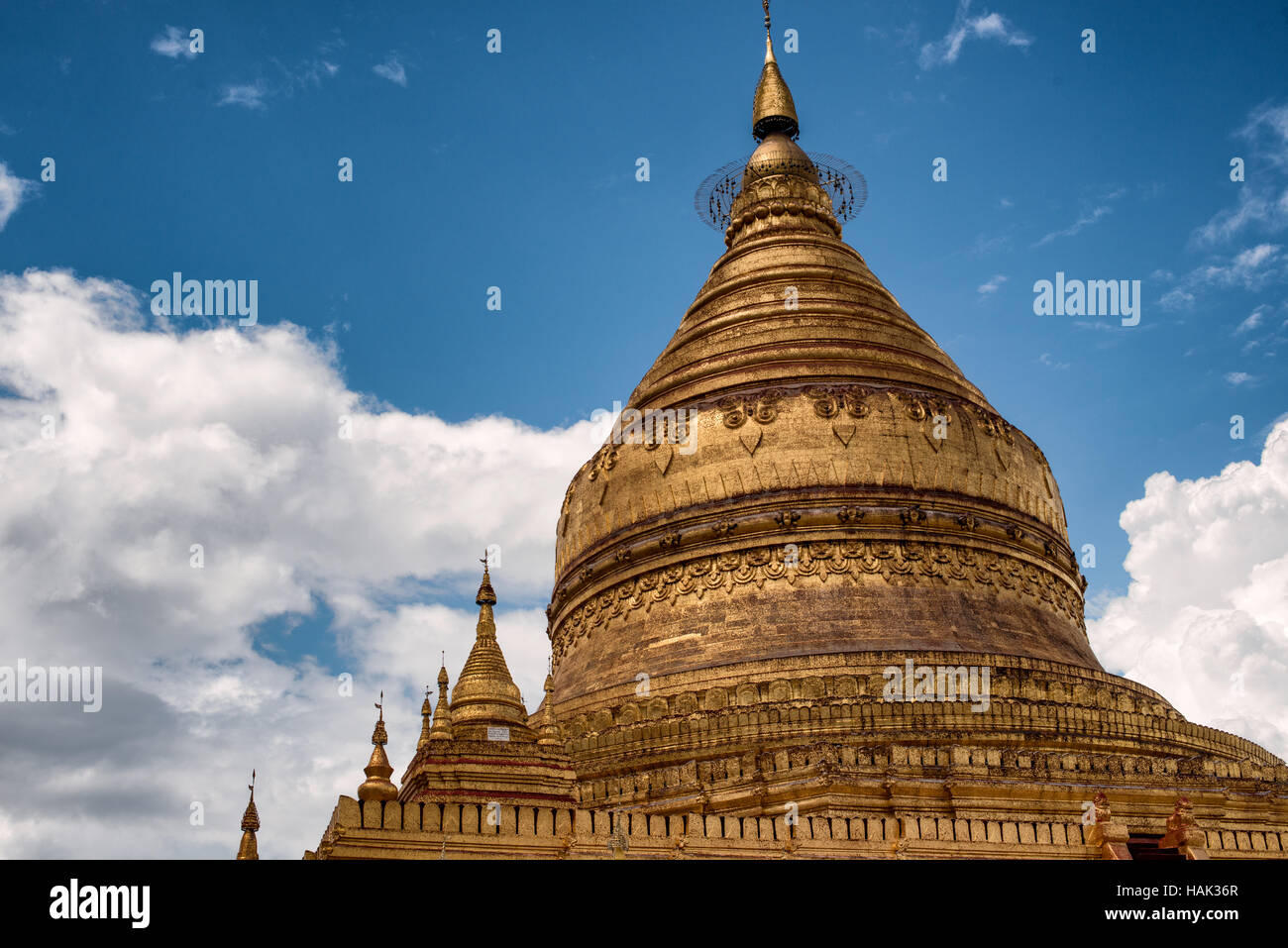 Shwezigon Pagoda Stupa Nyaung-U Myanmar // NYAUNG-U, Myanmar ...