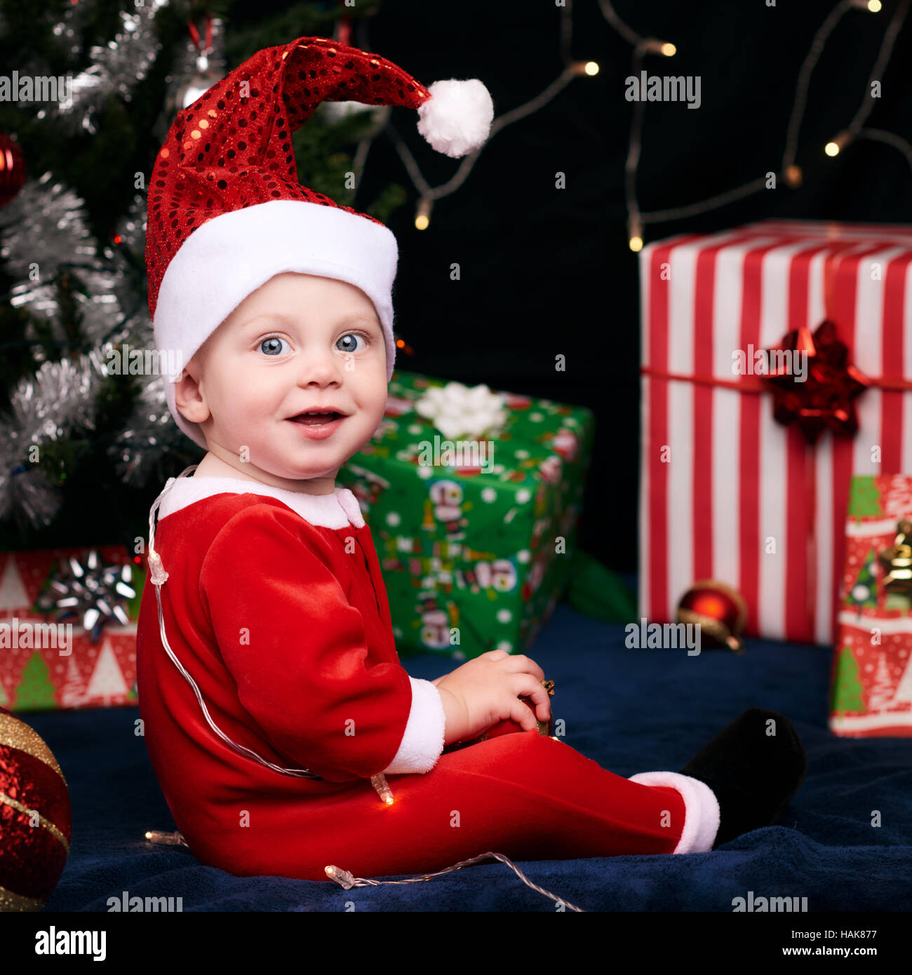 Infant toddler looking over shoulder hi-res stock photography and ...