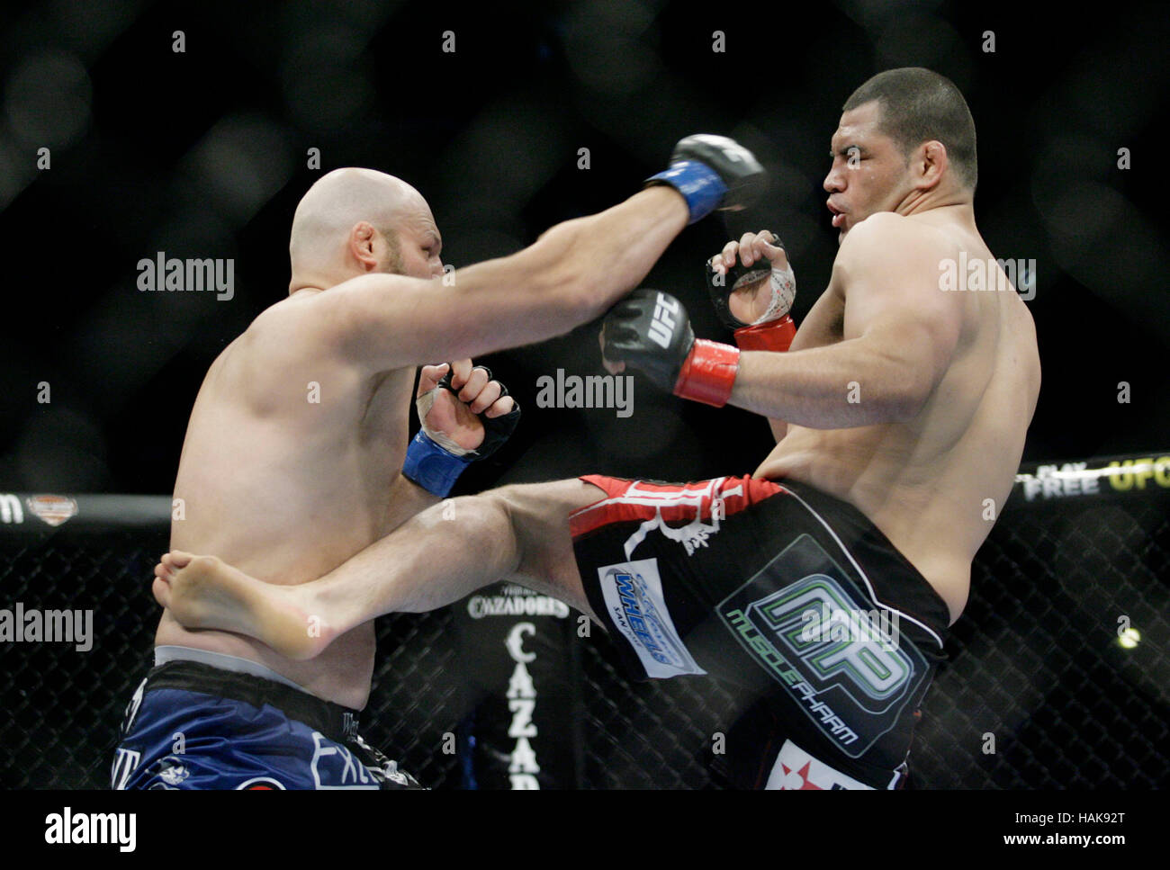 Cain velasquez ufc hi-res stock photography and images - Alamy