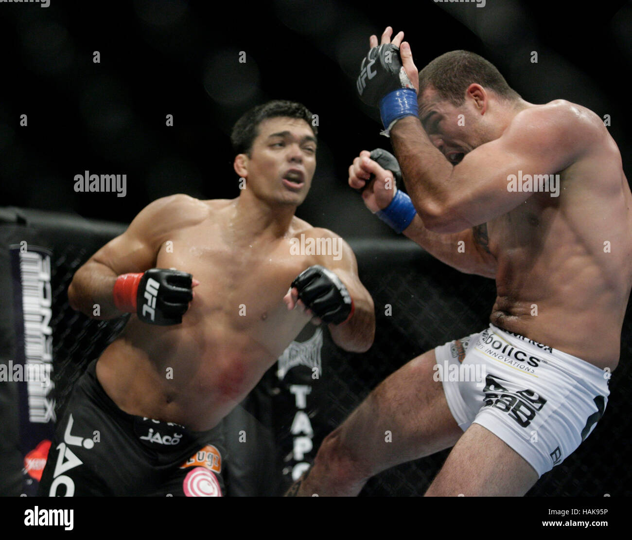 Lyoto Machida, left, fights Maurcio Rua at UFC 104 at the Staples ...