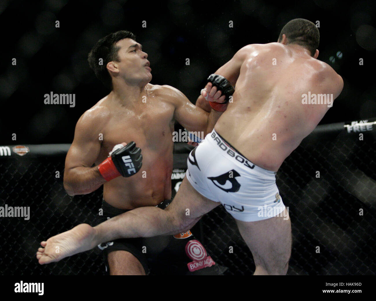 Lyoto Machida, left, fights Maurício Rua at UFC 104 at the Staples ...