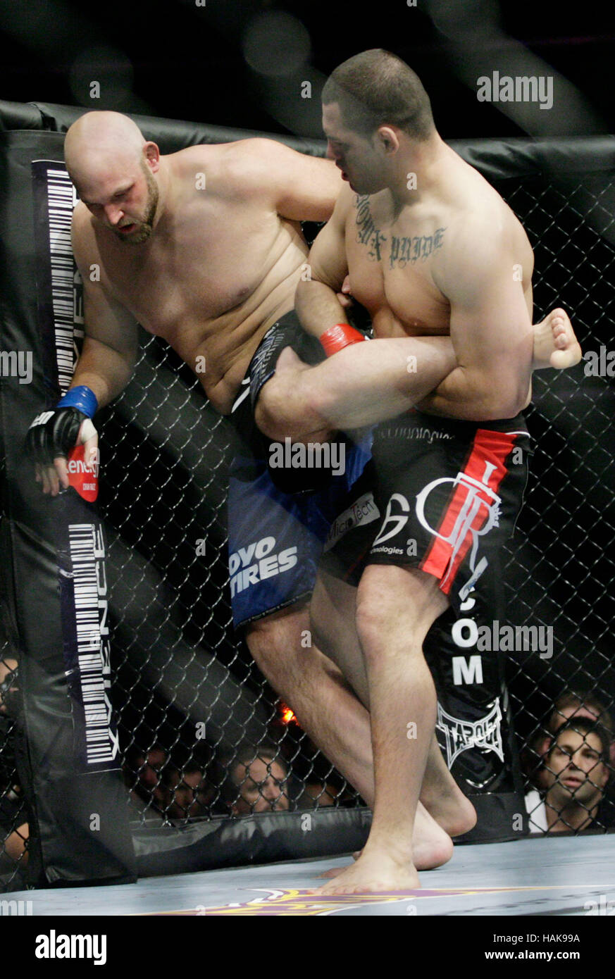 Cain Velasquez, right, fights Ben Rothwell at UFC 104 at the Staples ...