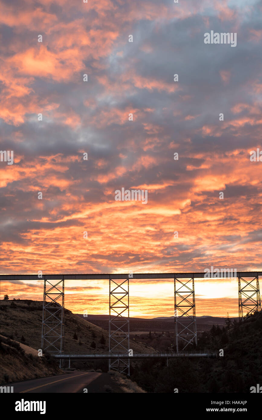 Train over trestle hi-res stock photography and images - Alamy