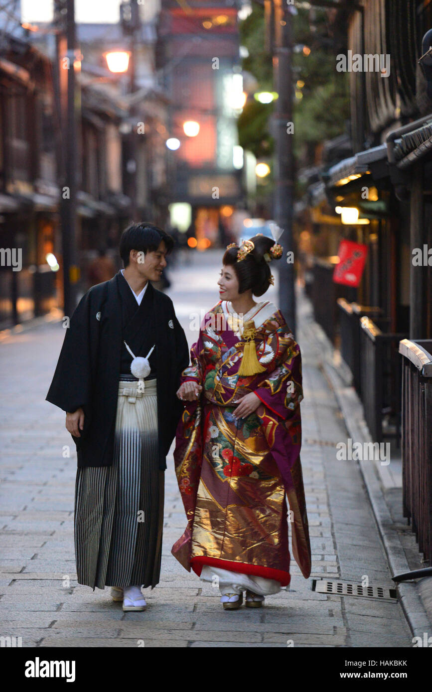 Couple in traditional garb walking in the old Shinbashi area of Gion ...