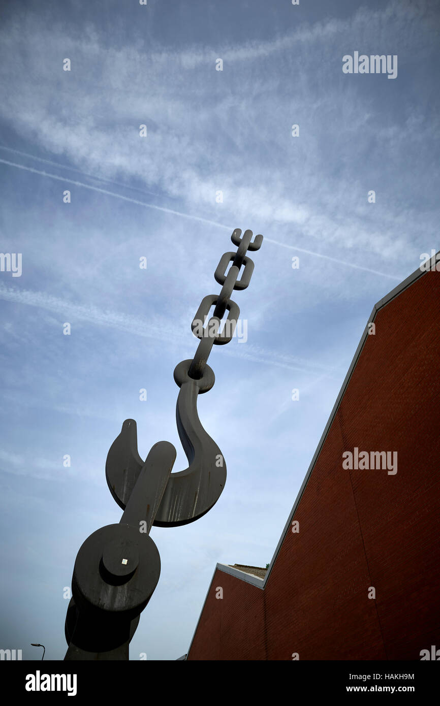 Manchester trafford park Skyhook Industrial revolution statue artwork ...