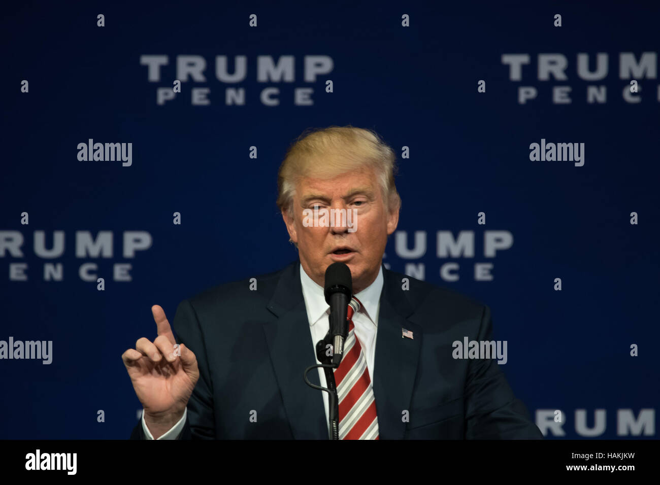 Donald trump pointing finger hi-res stock photography and images - Alamy