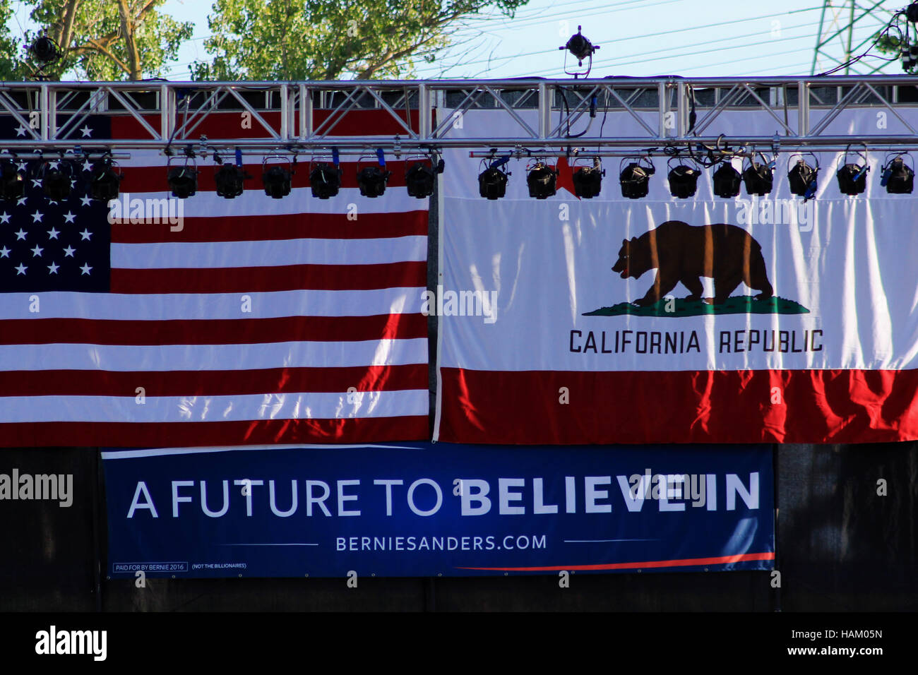 Massive crowd podium hi-res stock photography and images - Alamy