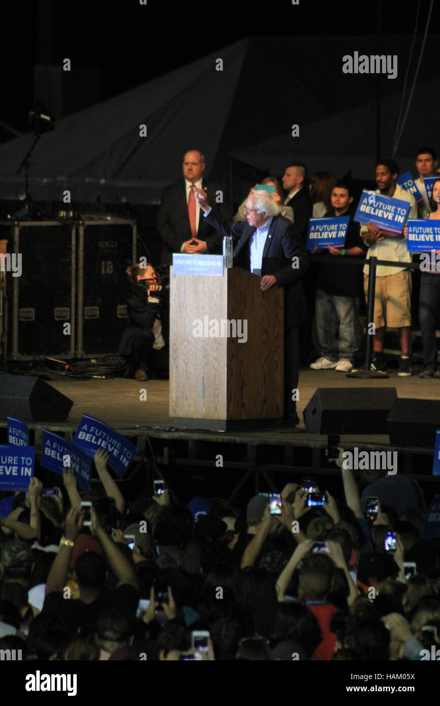 Bernie sanders talking hi-res stock photography and images - Alamy
