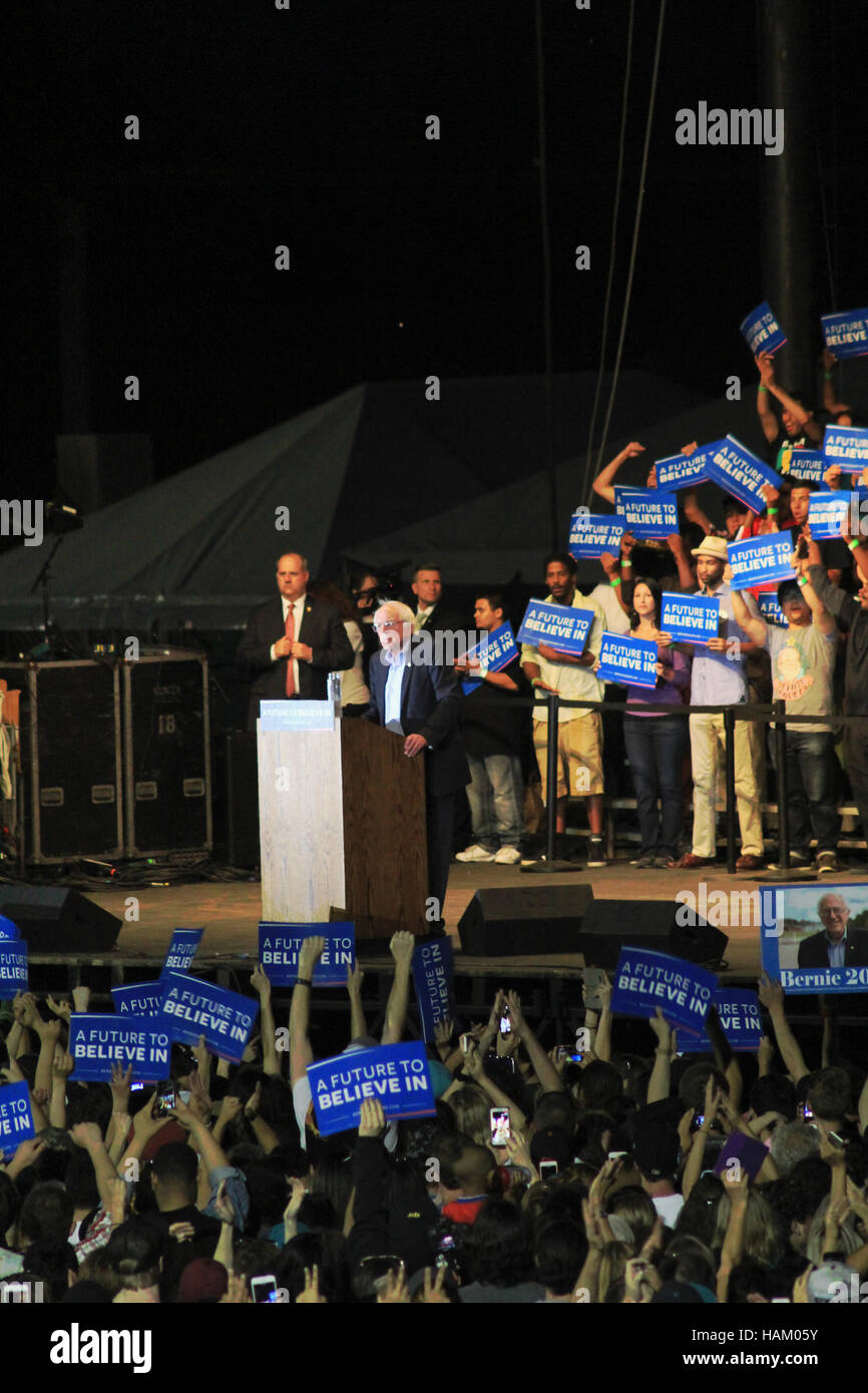 Bernie sanders speaking political rally hi-res stock photography and ...