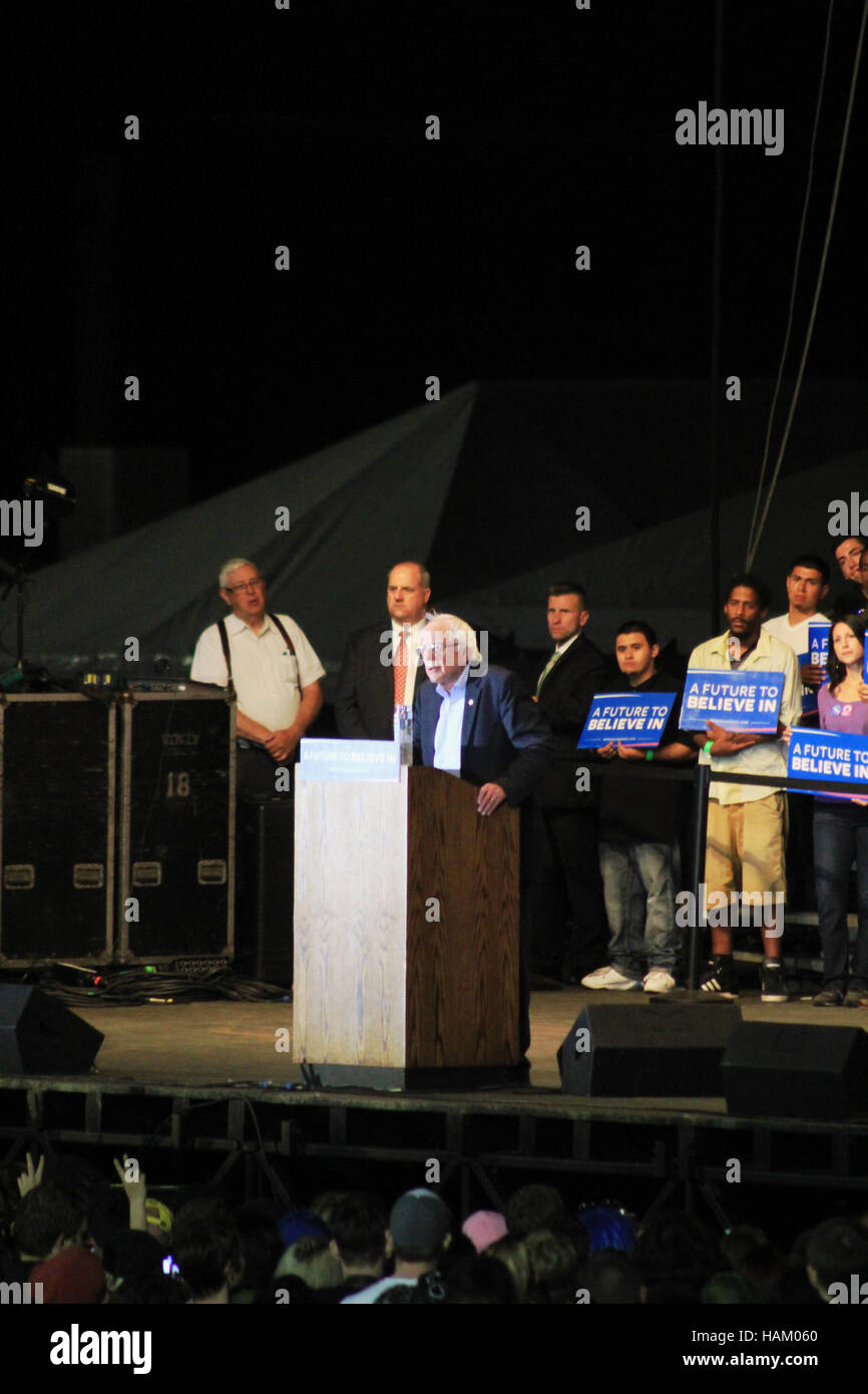 bernie sanders campaign rally sacramento 2016 Stock Photo - Alamy