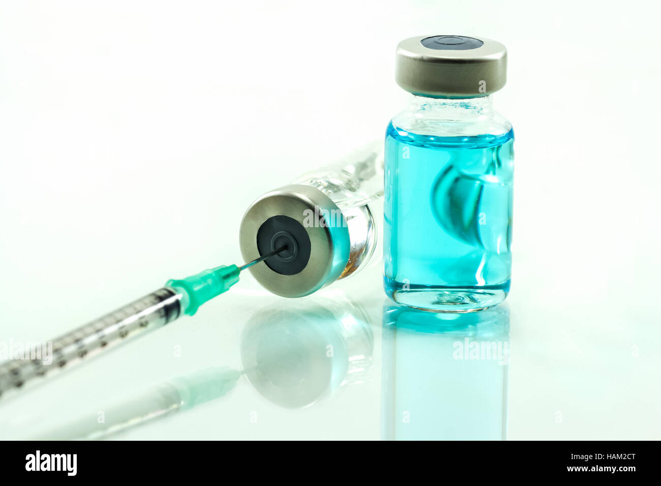 Injection syringe medicine vials hi-res stock photography and images ...