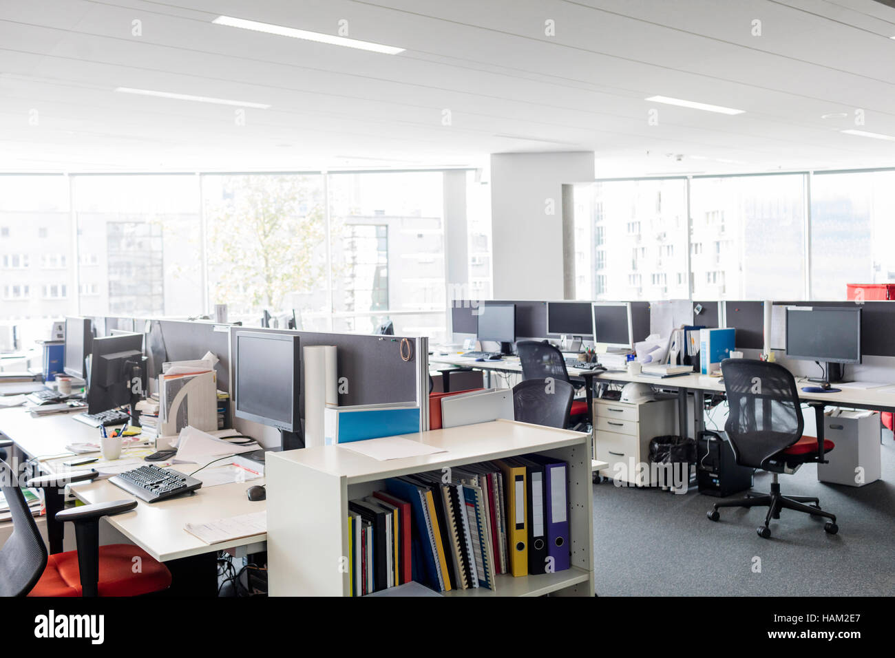Office desks vacant hi-res stock photography and images - Alamy
