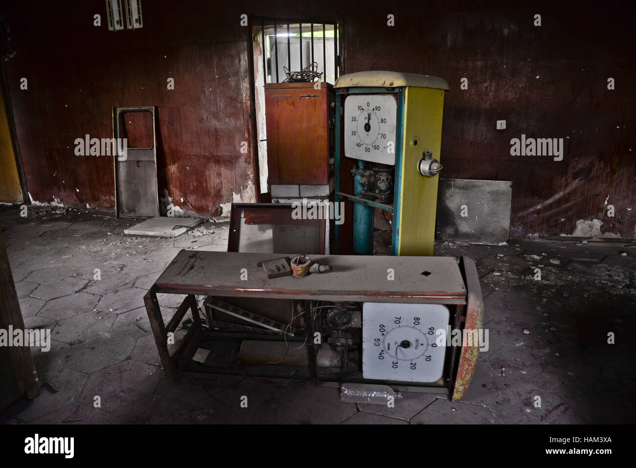 Old counter hi-res stock photography and images - Alamy