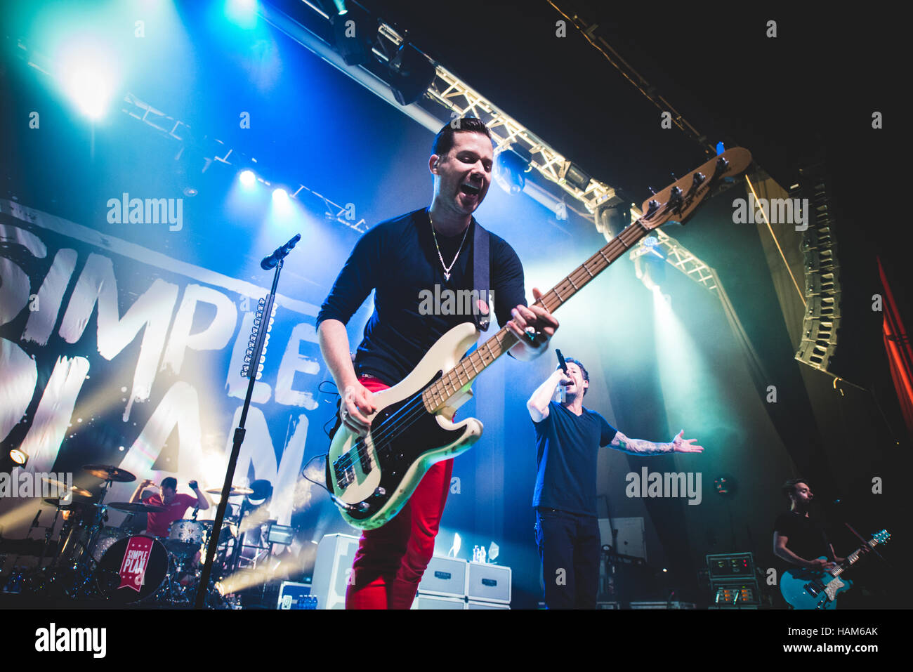 Simple plan concerto hi-res stock photography and images - Alamy