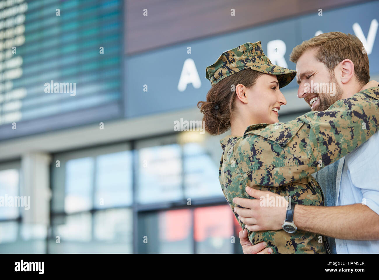 People hugging airport reunion hi-res stock photography and images - Alamy