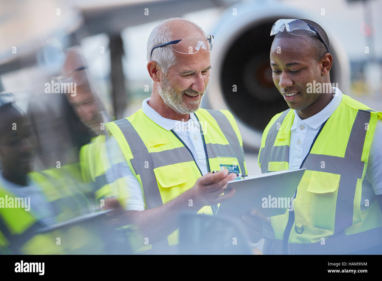 Airport ground crew smiling hi-res stock photography and images - Alamy