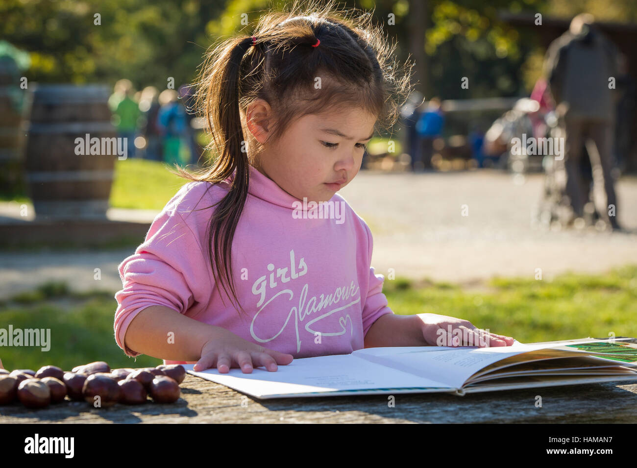 Girl portrait reading table hi-res stock photography and images - Alamy