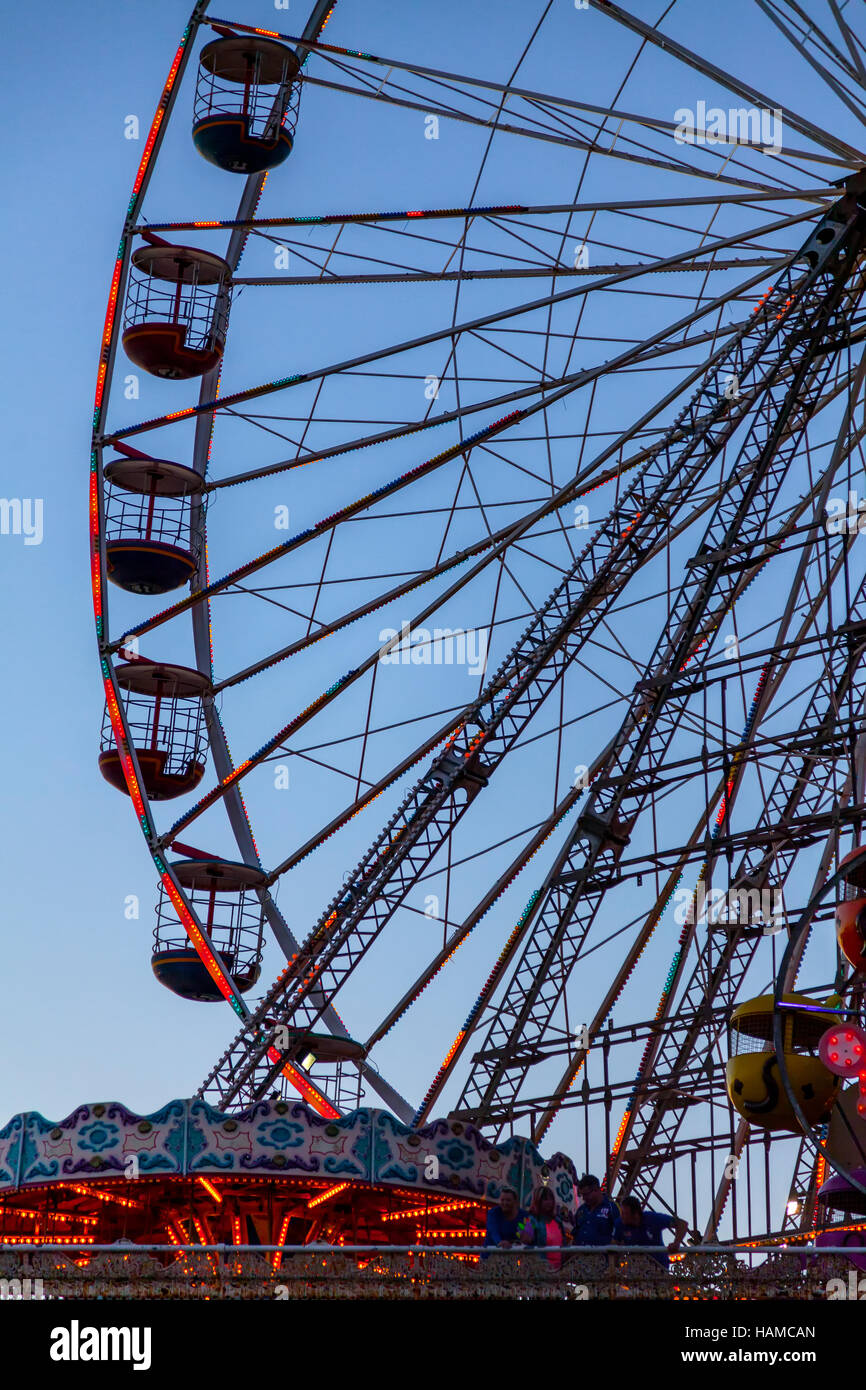 Ferris wheel central pier blackpool Stock Photo - Alamy