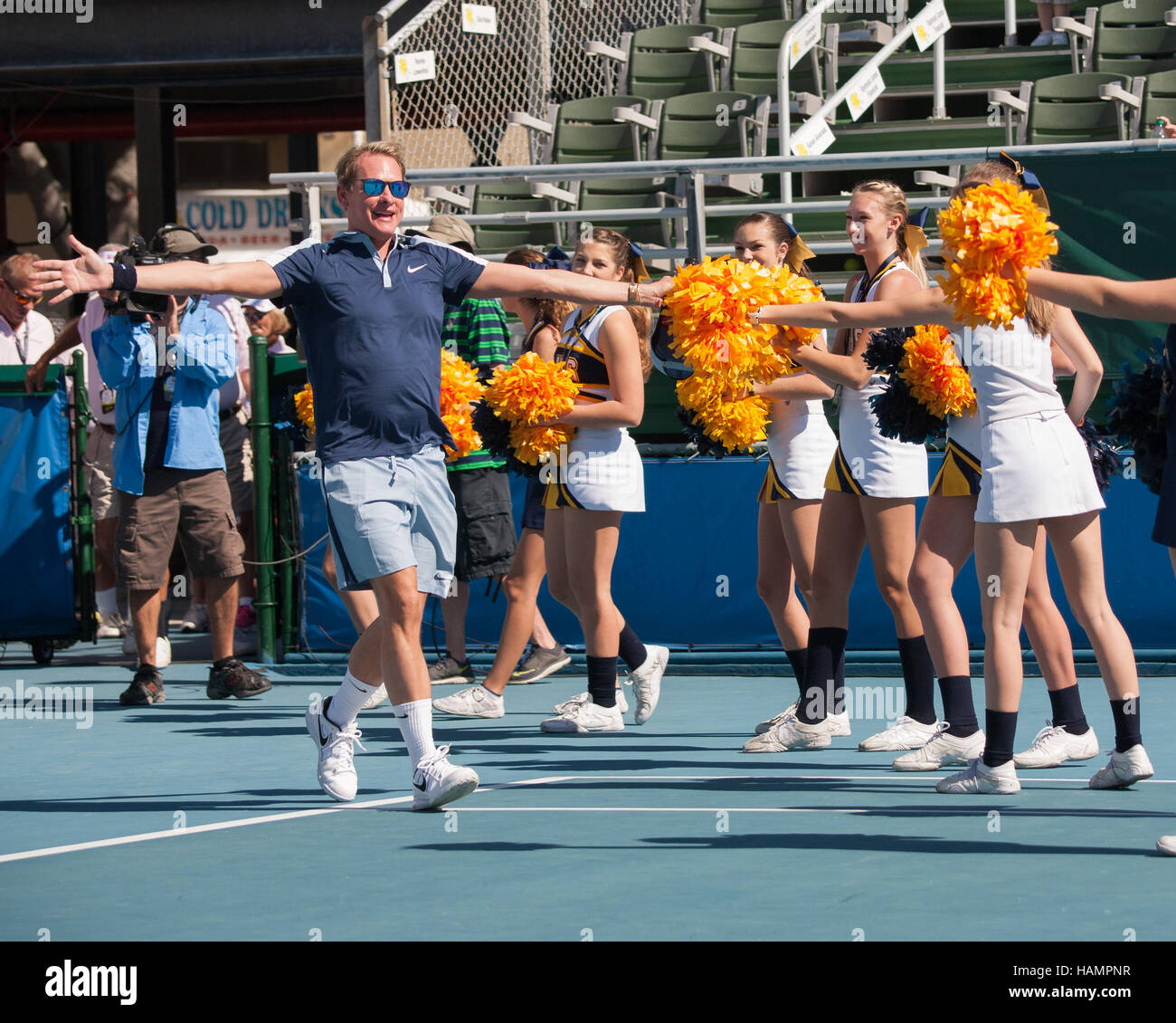 Cheerleaders with pom poms hi-res stock photography and images - Alamy