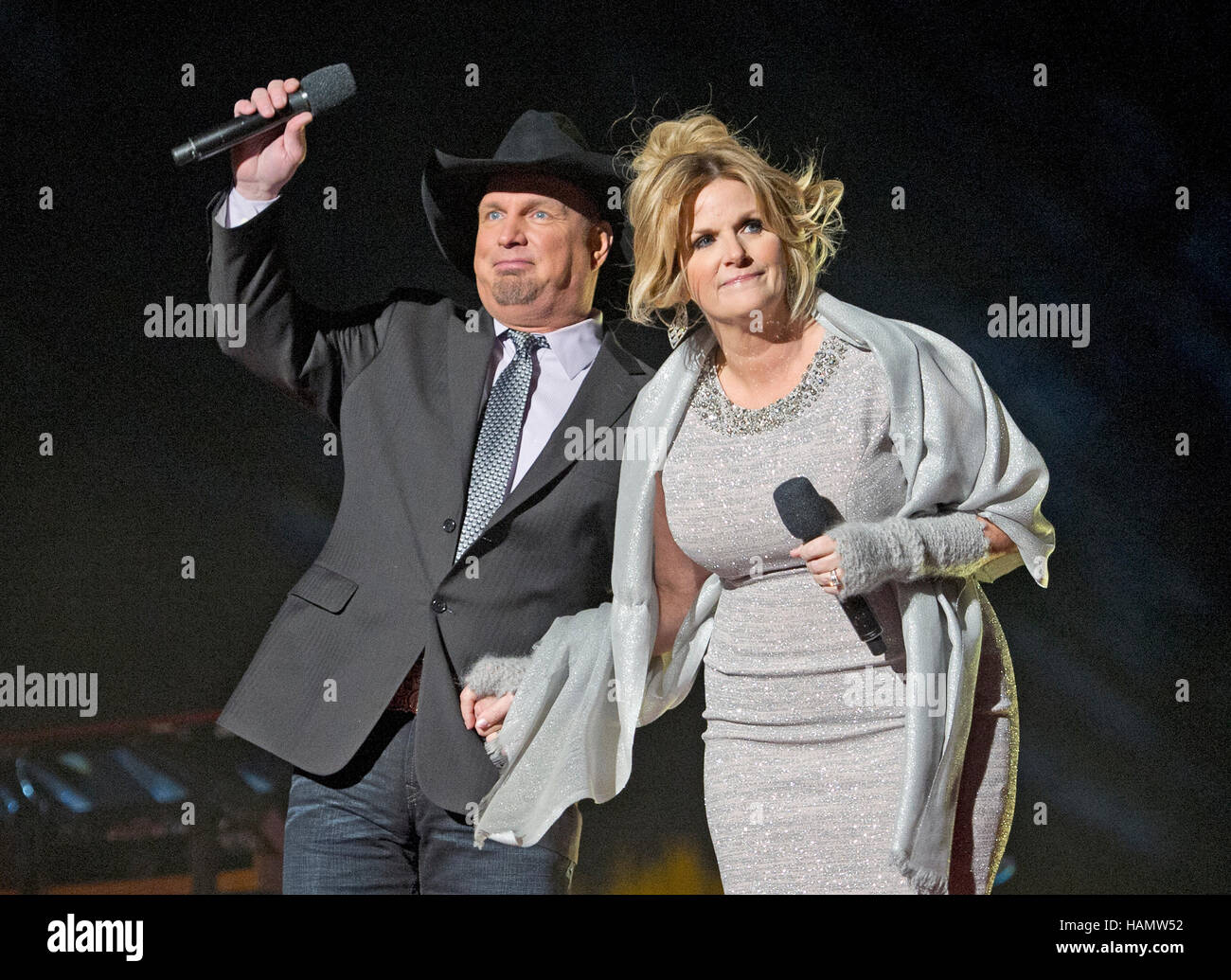 Washington, Us. 01st Dec, 2016. Country singers Garth Brooks and Tricia ...