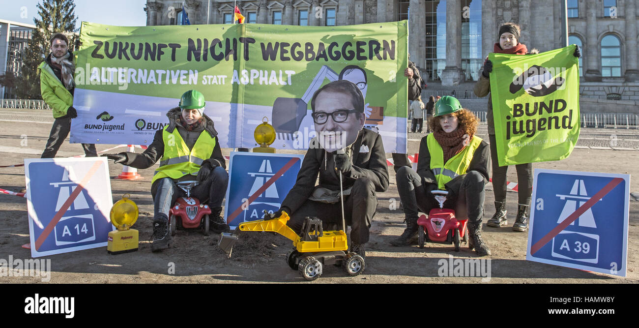 Berlin, Germany. 2nd Dec, 2016. Activists of the youth organisation of ...