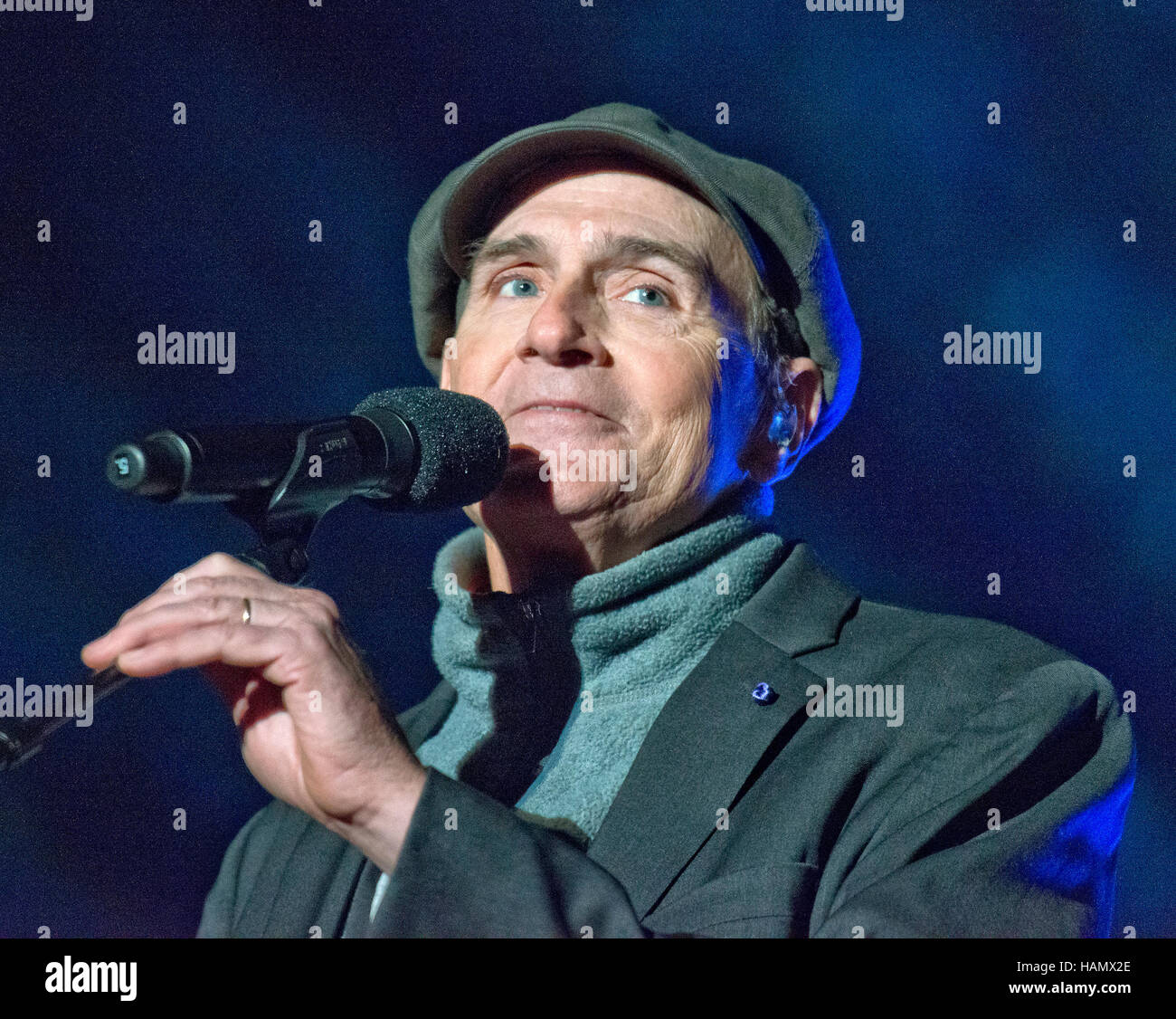 Singer james taylor performs hi-res stock photography and images - Alamy