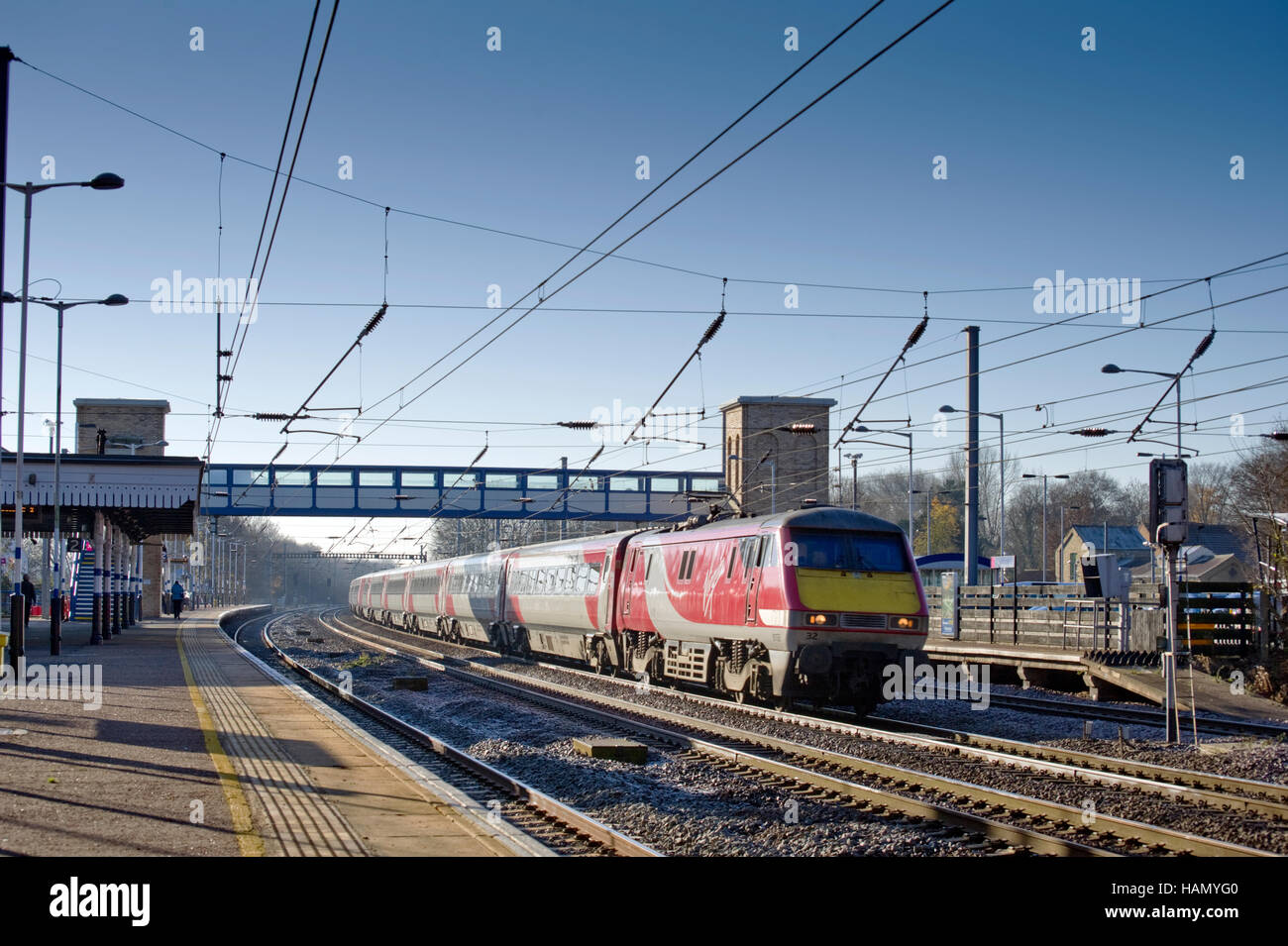 Class 91 132 sprints through Huntingdon with a Kings Cross to Newark ...