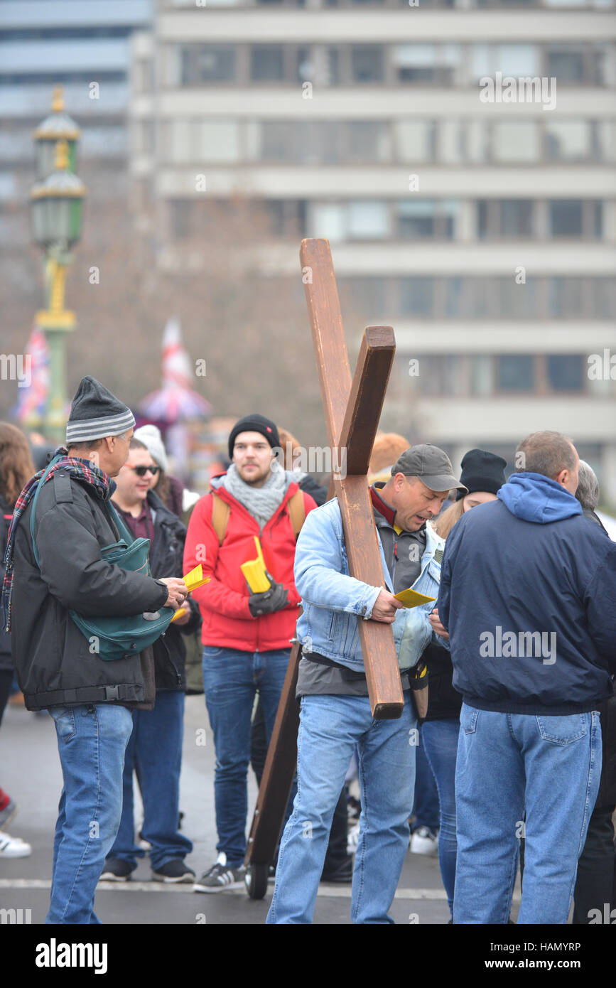 Westminster Bridge, London, UK. 2nd Dec, 2016. A man carrying cross ...