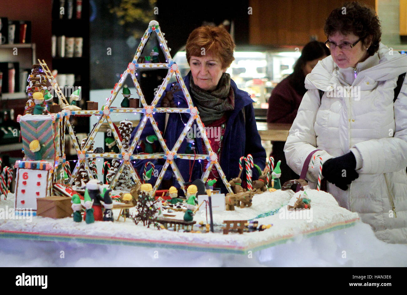Vancouver, Canada. 2nd Dec, 2016. Visitors look at a gingerbread house ...