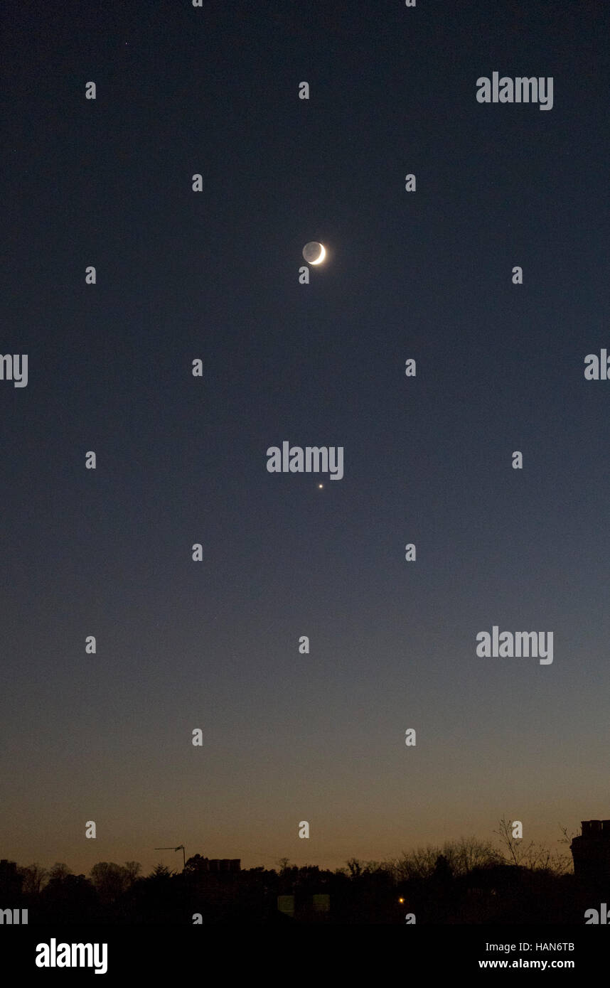 London, UK. 3rd December 2016. A 16% waxing crescent moon with bright ...