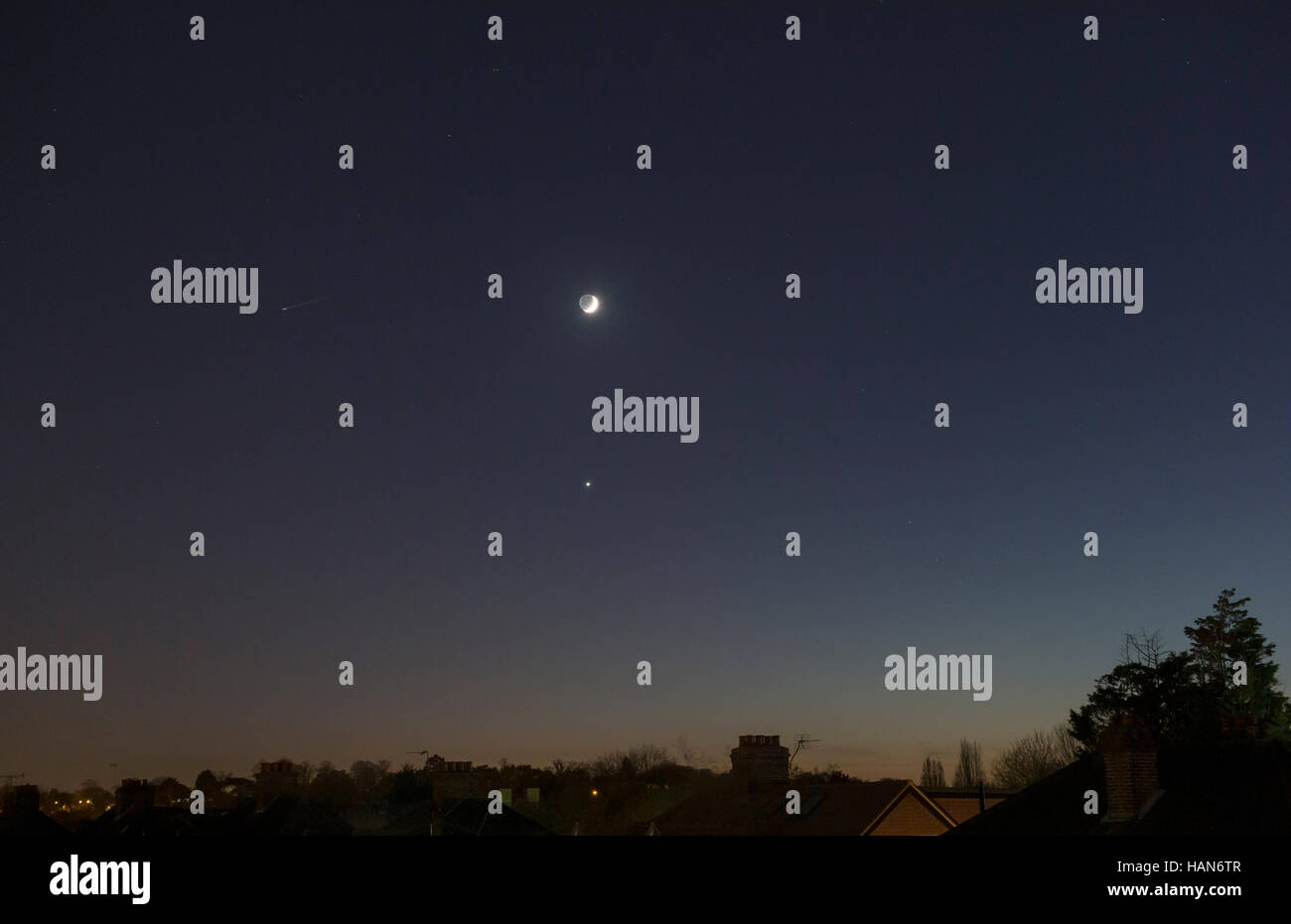 London, UK. 3rd December 2016. A 16% waxing crescent moon with bright ...