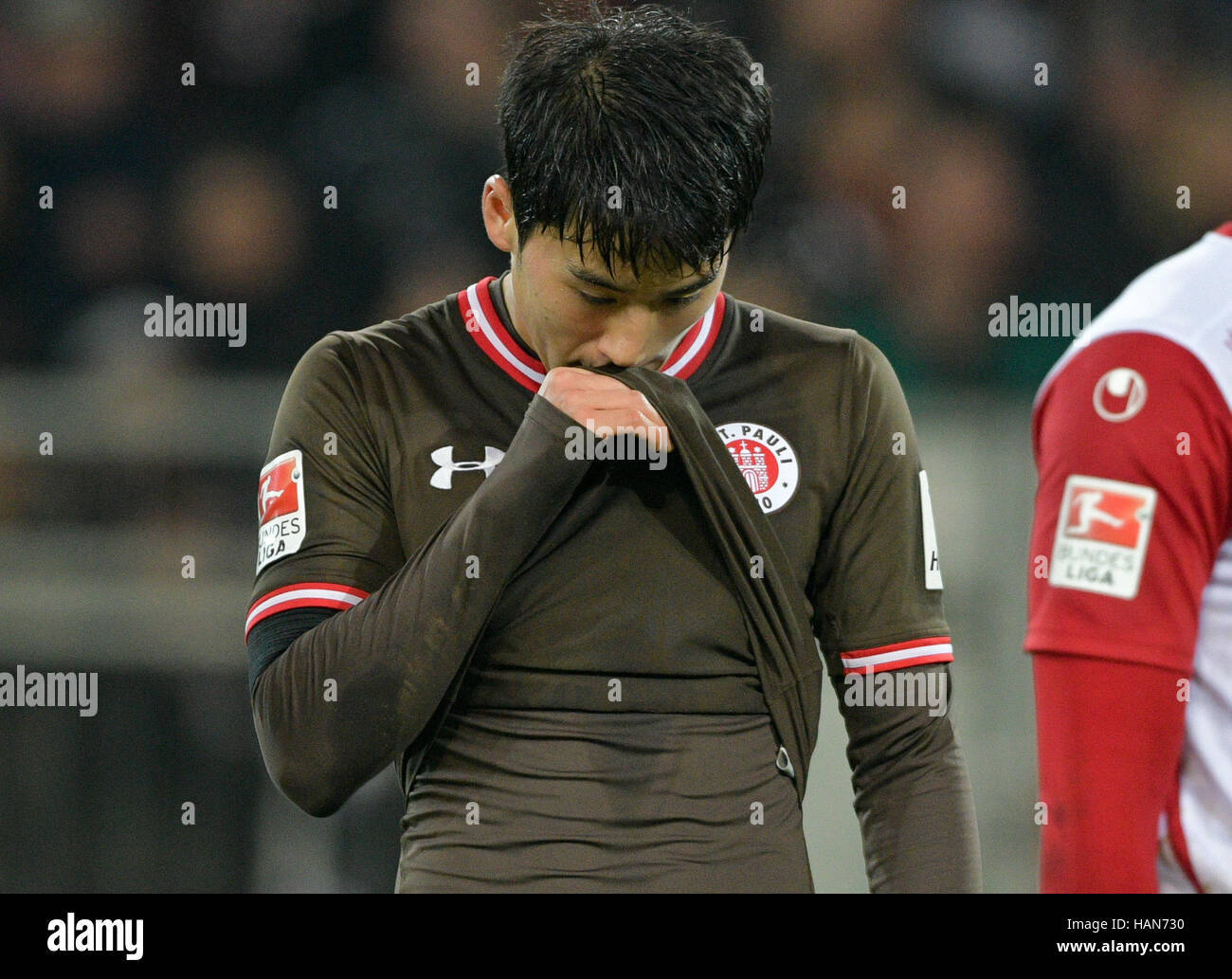 Hamburg, Germany. 2nd Dec, 2016. St. Paulis Kyoung-Rok Choi leaves the ...