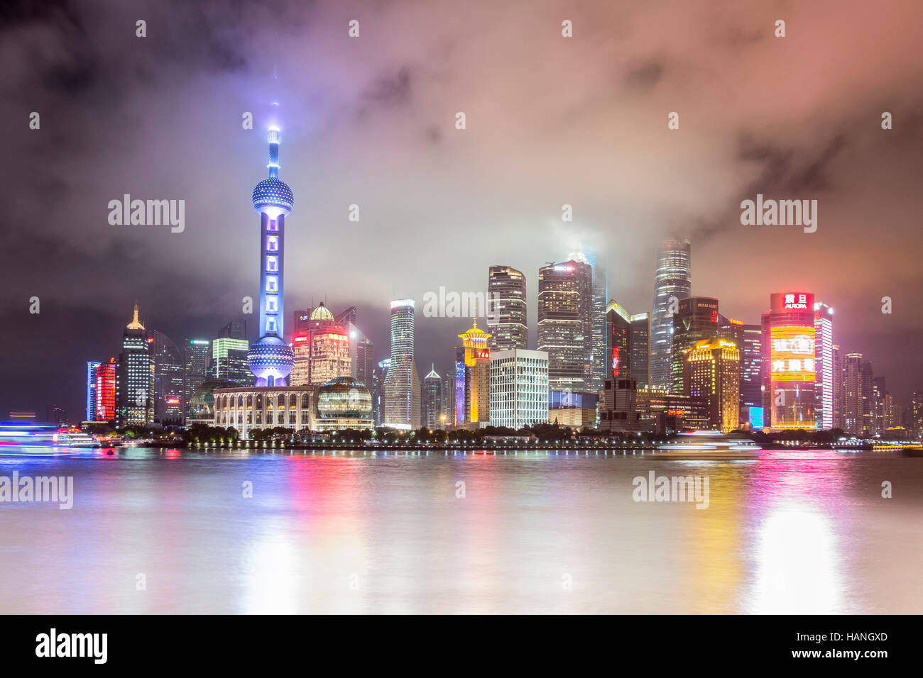 Futuristic city skyline hi-res stock photography and images - Alamy