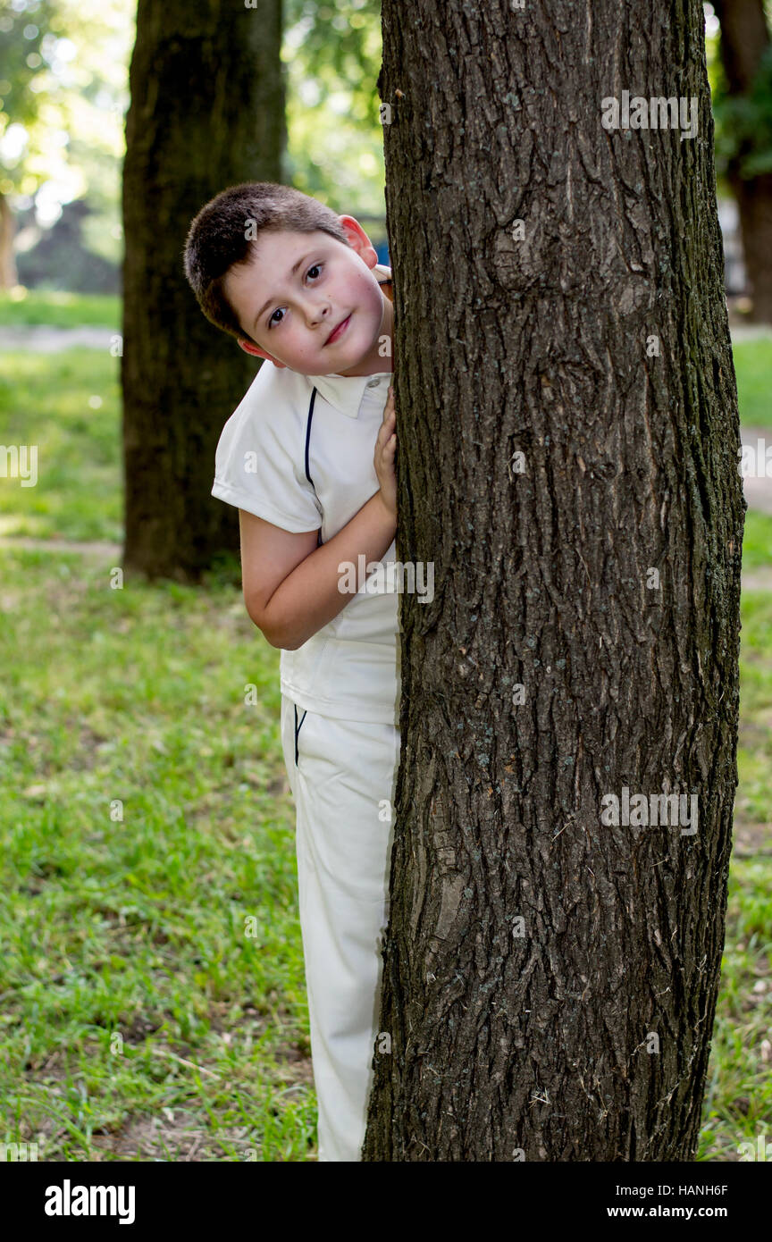 Child looks up tree hi-res stock photography and images - Alamy