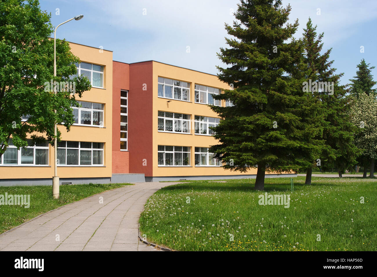 School building. Exterior view of school Stock Photo - Alamy