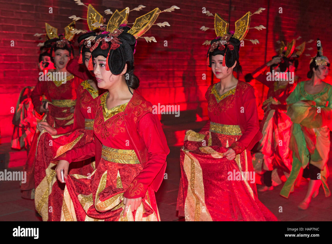 Chinese performers hi-res stock photography and images - Alamy