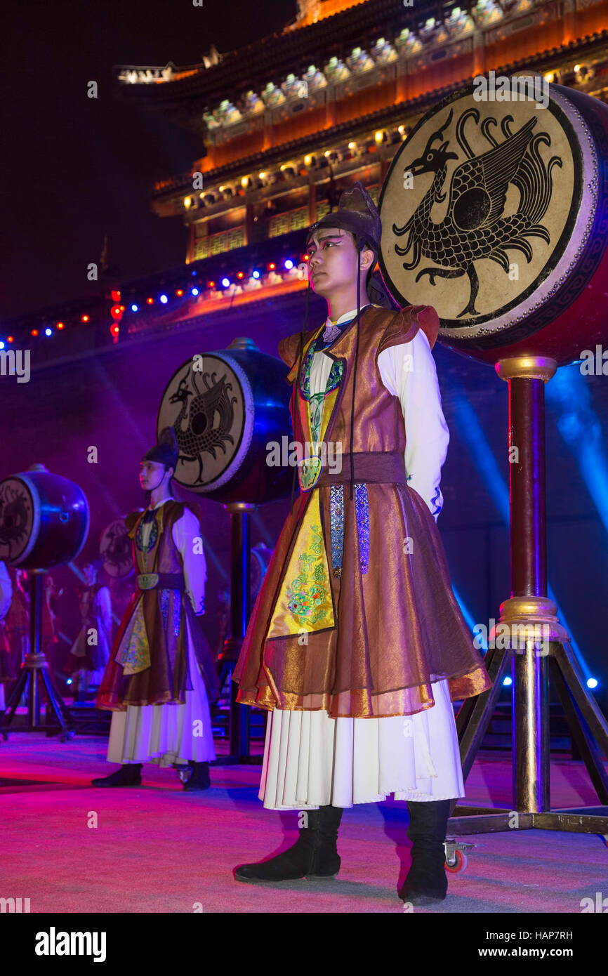 Performers at Chinese cultural show, Xian, China Stock Photo - Alamy