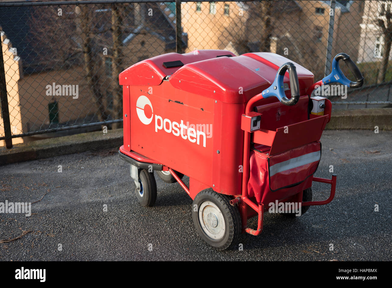Parcels trolley hi-res stock photography and images - Alamy