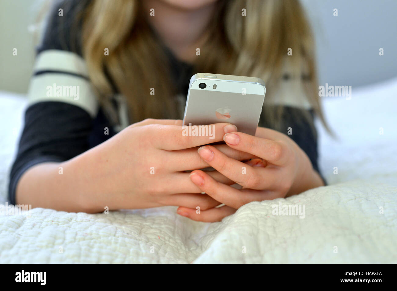 Girl iphone hi-res stock photography and images - Alamy