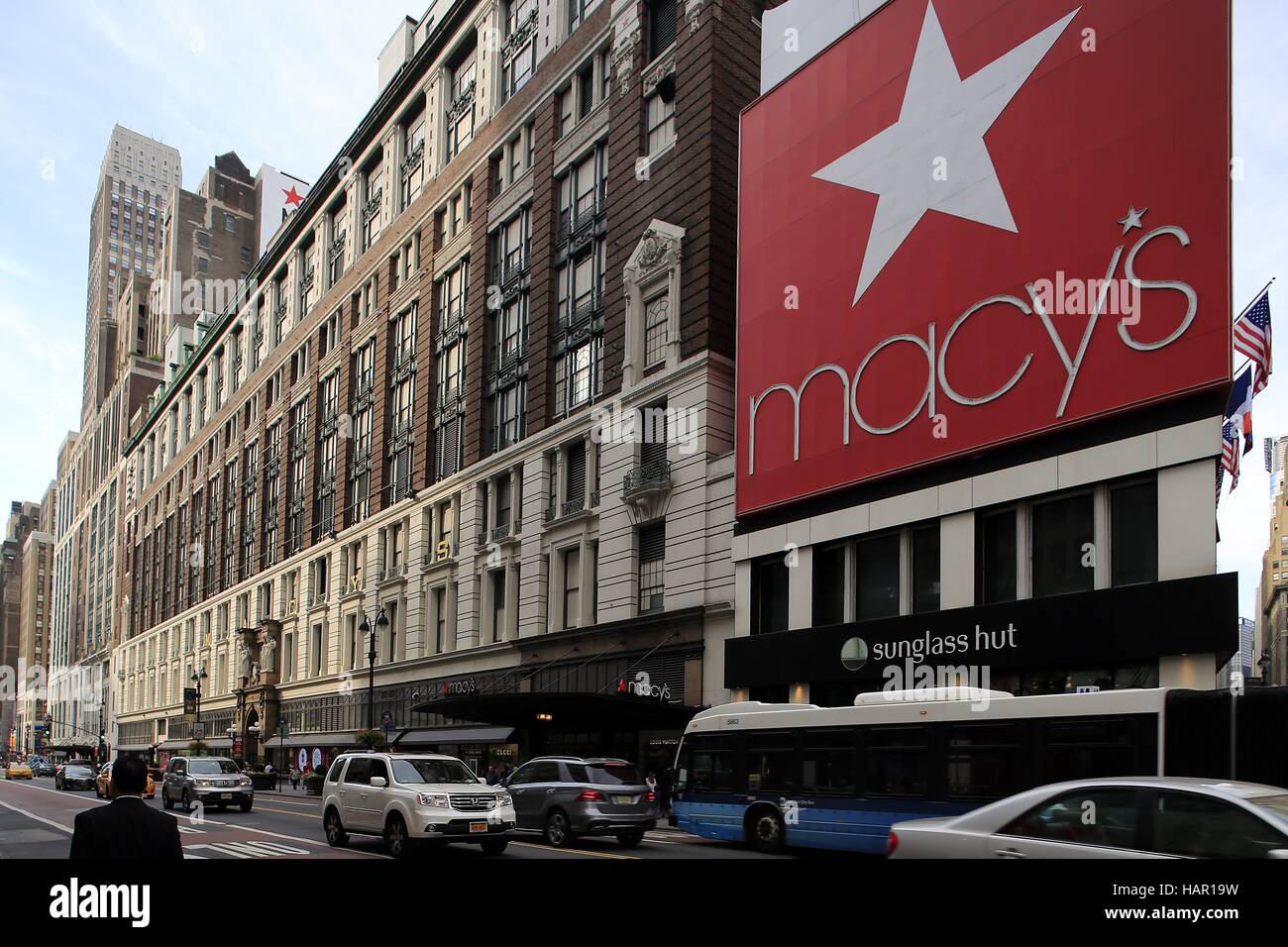 The main building of Macy's in New York has 198,500 sqm, 10 floors and ...