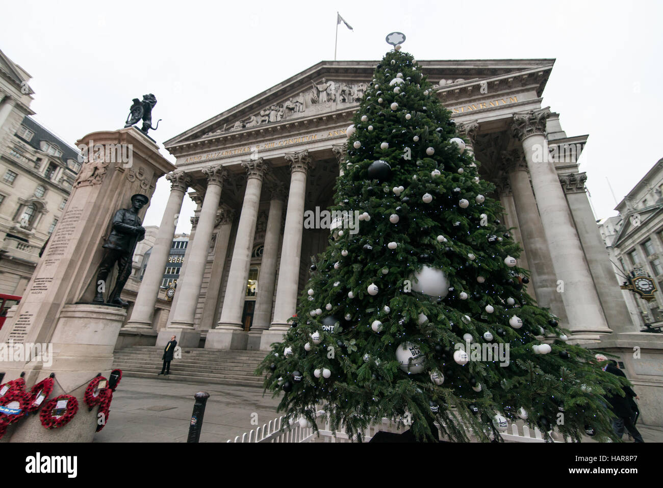 London, UK. 02nd Dec, 2016. The Royal Exchange gets ready for Christmas ...