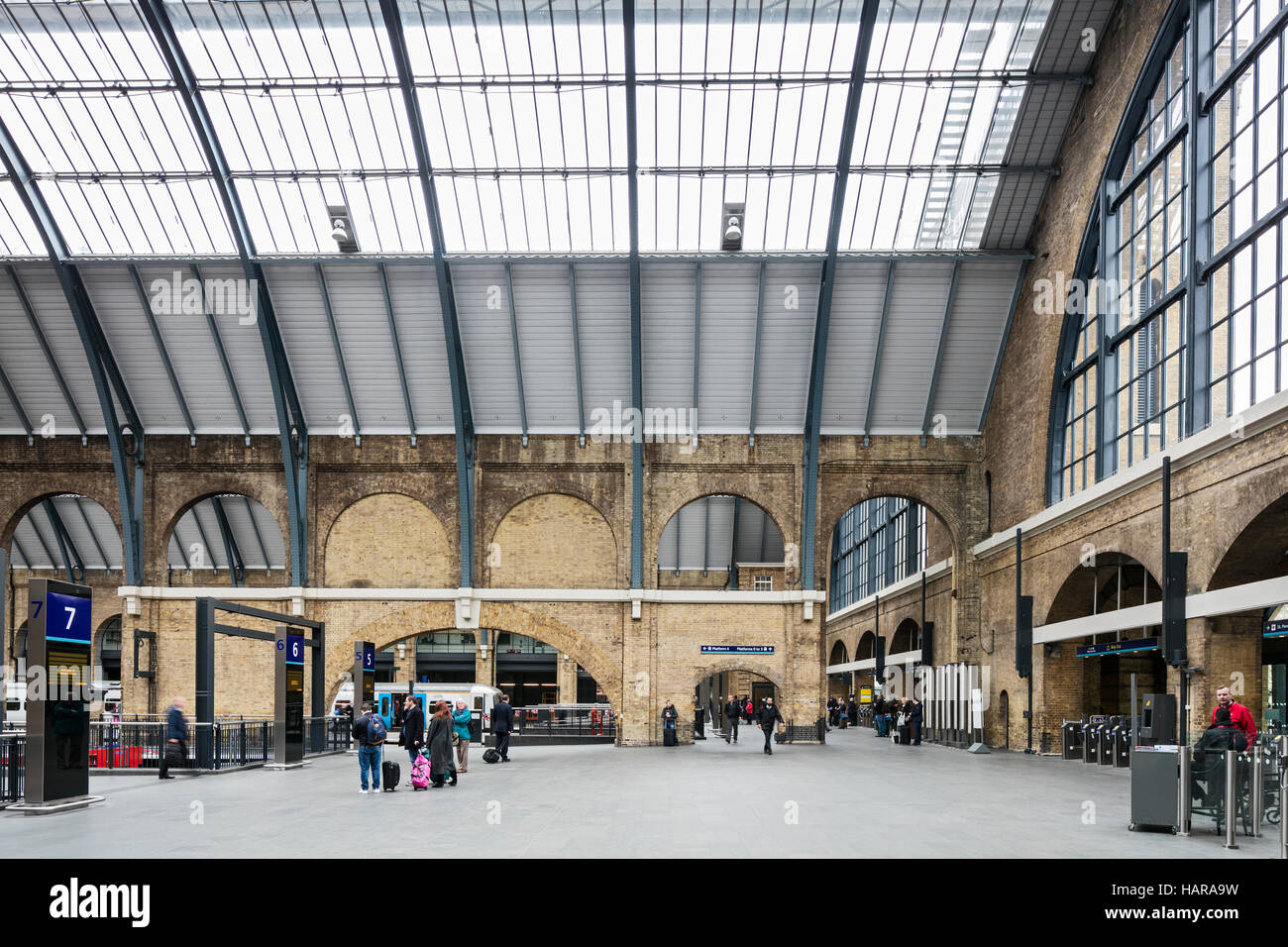 Kings Cross Station Interior Stock Photo - Alamy