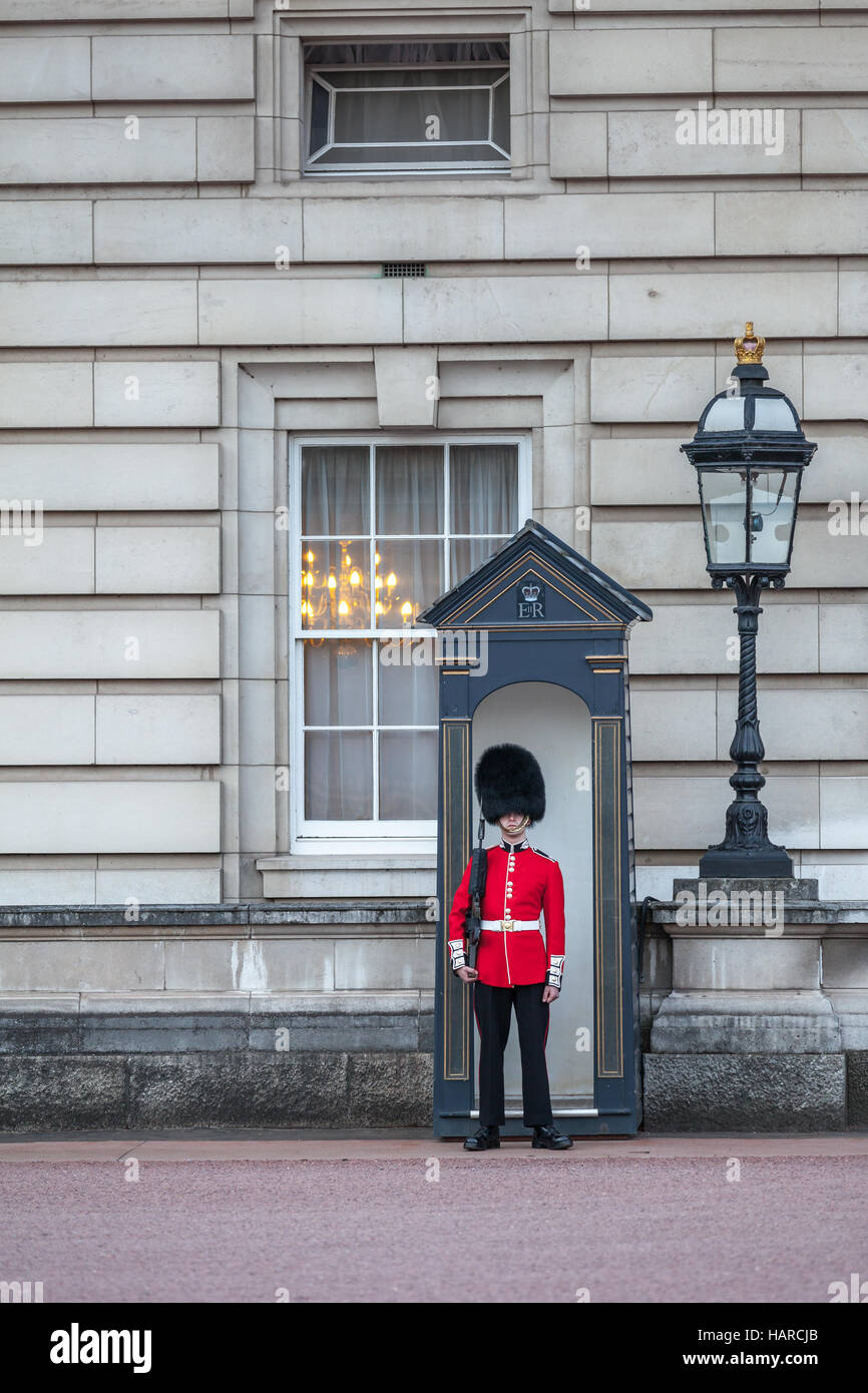 Queens guard buckingham palace hi-res stock photography and images - Alamy
