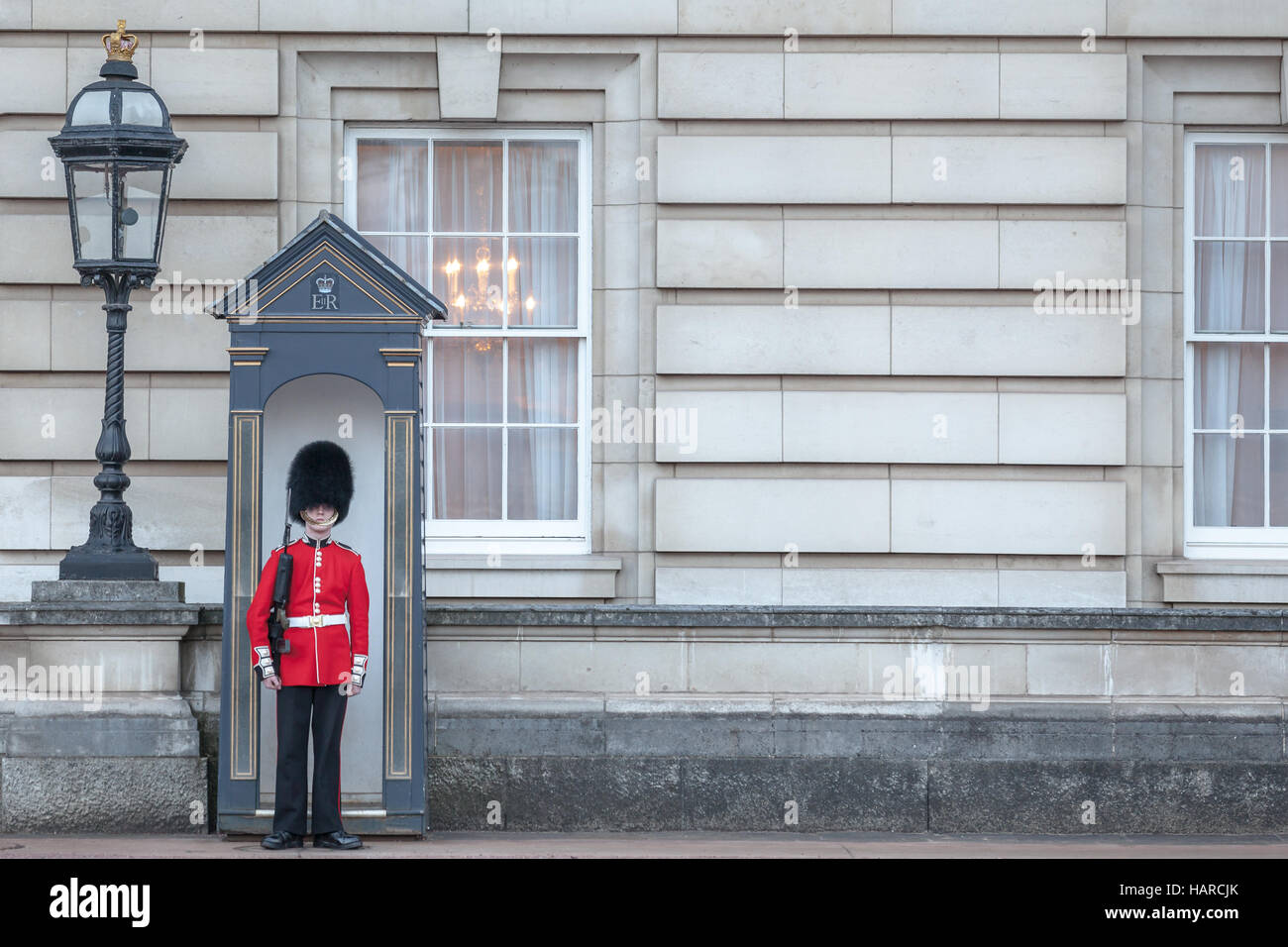 Queens guard buckingham palace hi-res stock photography and images - Alamy