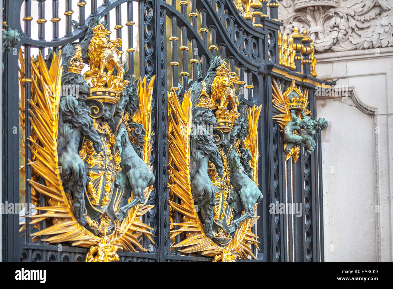 London Buckingham Palace fence royal emblem detail Stock Photo - Alamy