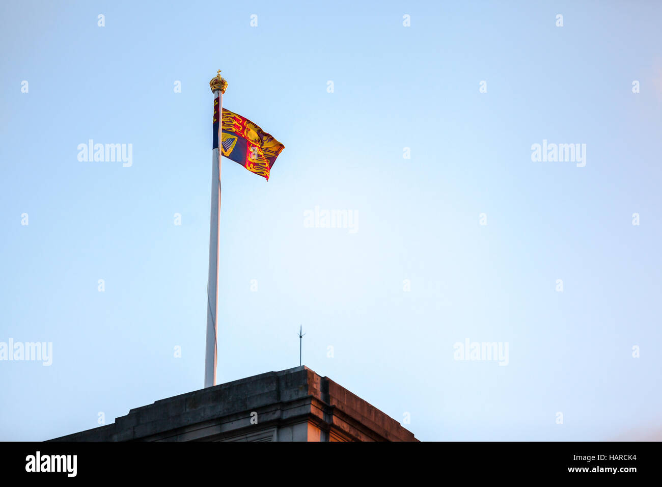 London royal flag on top of Buckingham Palace Stock Photo - Alamy