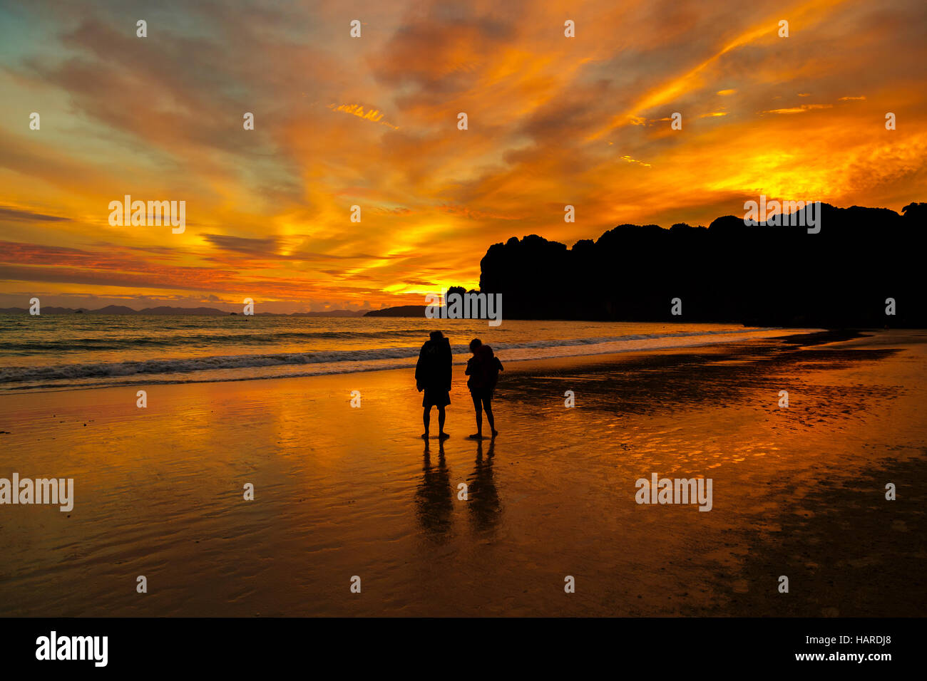 People watch sunset over sea hi-res stock photography and images - Alamy