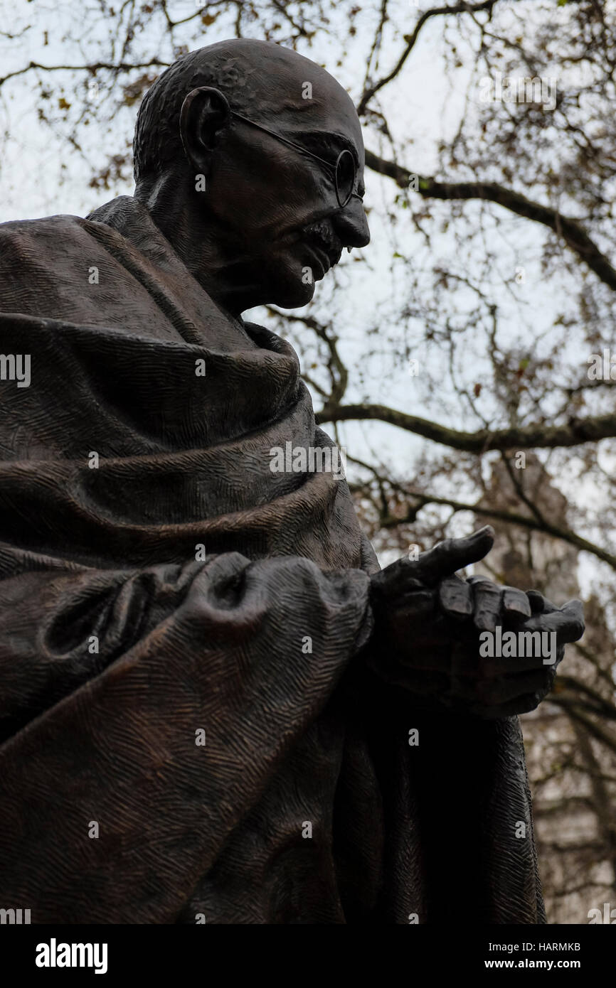 Statue of Ghandi in Parliament Square Stock Photo - Alamy