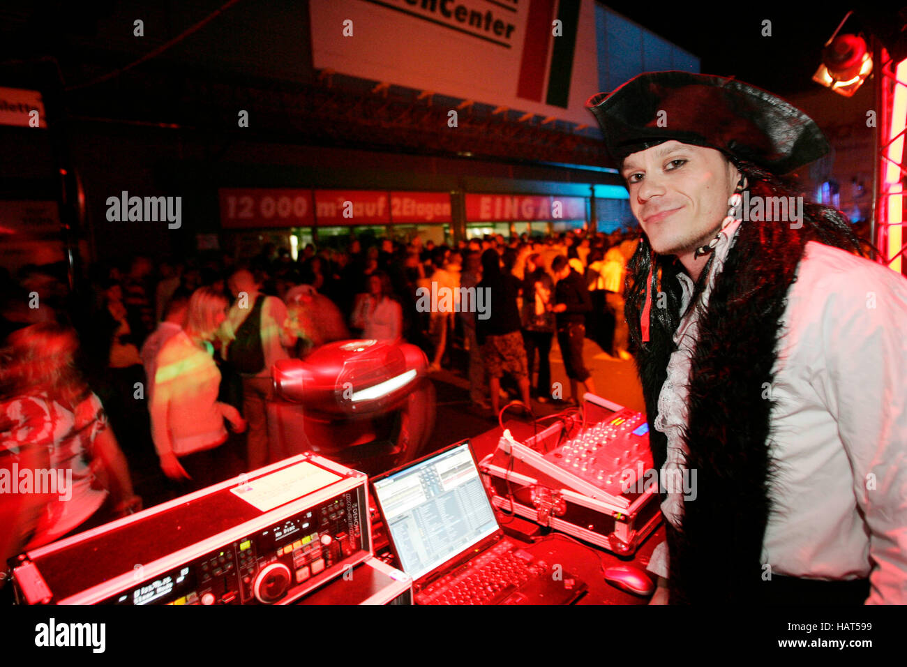 Tanzt hi-res stock photography and images - Alamy